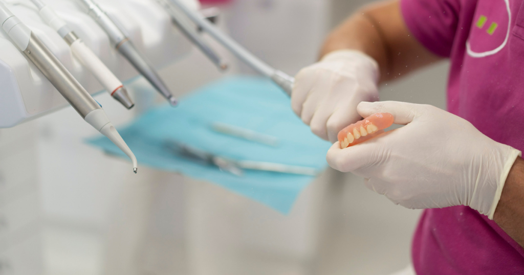 Totalna zubna proteza: Kada i koje opcije odabrati - Smile Studio